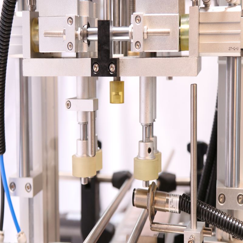 Αυτόματο Mini επιτραπέζιο βιδωτικό μηχάνημα πλαστικών καπακιών με 4 ...