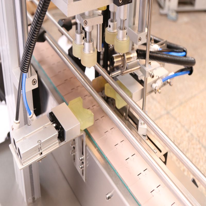 Αυτόματο Mini επιτραπέζιο βιδωτικό μηχάνημα πλαστικών καπακιών με 4 ...